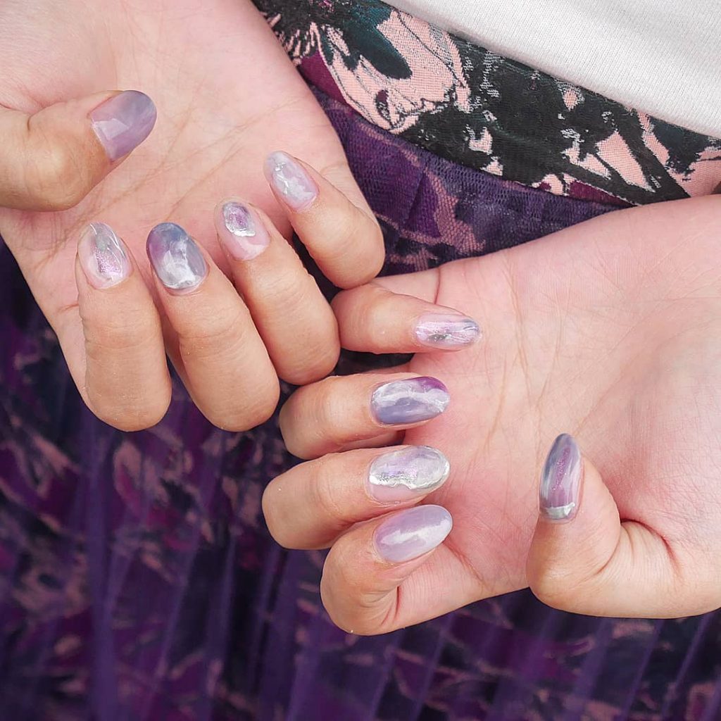 沉迷醉人仙氣系紫色指甲：宇宙般閃耀的10款紫色指甲，帶你尋找失落的迷幻～ – GirlsMood 女生感覺